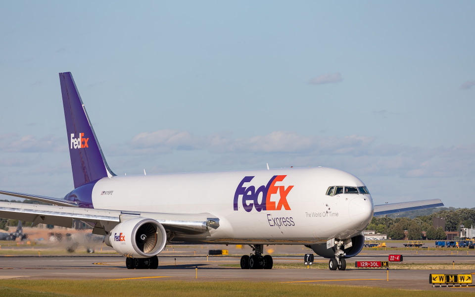 FedEx Shares Tank On Q2 Miss: 4 Analysts Deliver Key Takeaways ...